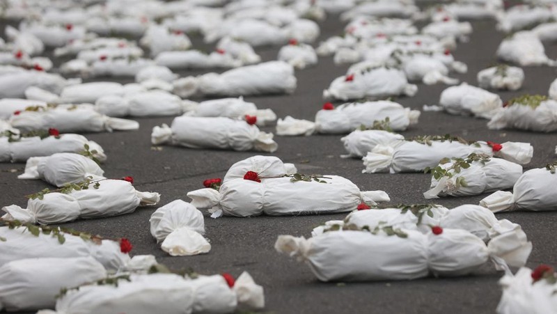 Penampakan Ratusan Kafan di Depan Masjid Iran, Ada Apa?