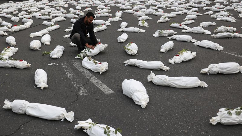 Penampakan Ratusan Kafan di Depan Masjid Iran, Ada Apa?