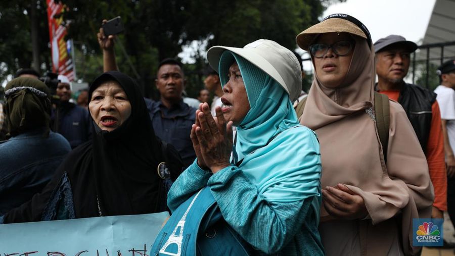 Massa Anti-LGBT Serbu SUGBK, Tuntut Konser Coldplay Batal - Foto 8