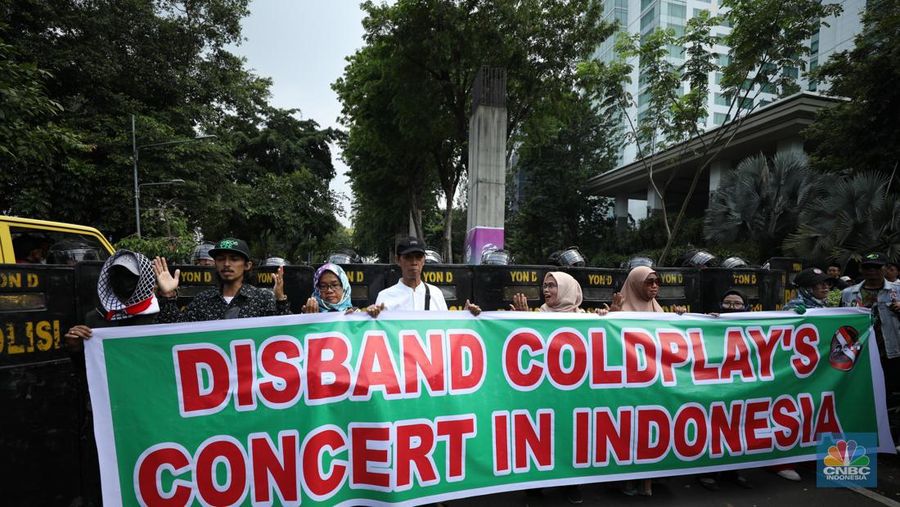 Massa Anti-LGBT Serbu SUGBK, Tuntut Konser Coldplay Batal - Foto 6