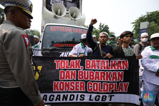 Massa Anti-LGBT Serbu SUGBK, Tuntut Konser Coldplay Batal - Foto 6