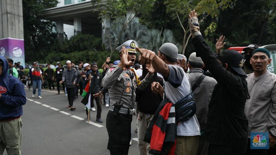 Massa Anti-LGBT Serbu SUGBK, Tuntut Konser Coldplay Batal - Foto 4