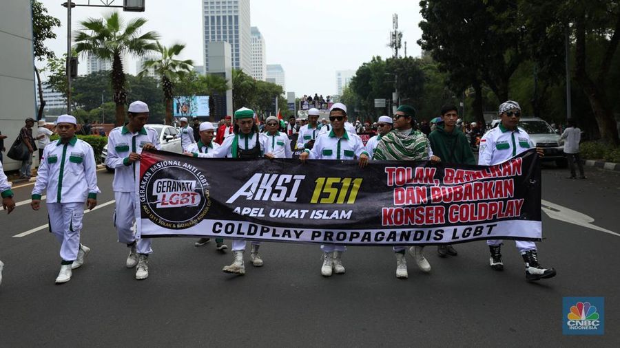 Massa Anti-LGBT Serbu SUGBK, Tuntut Konser Coldplay Batal - Foto 4