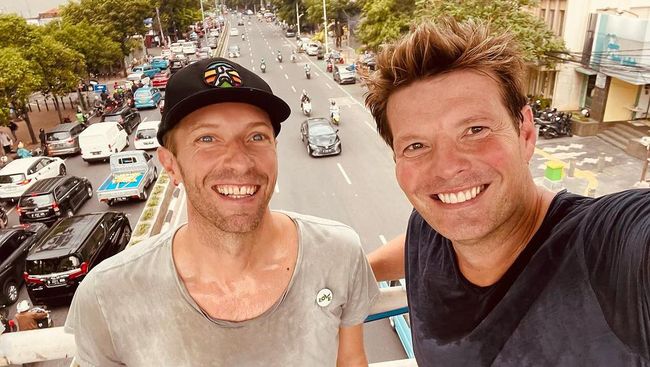 5 Aksi Unik Coldplay di Jakarta, Nyeker di Jalanan hingga Pantun Pinjam ...