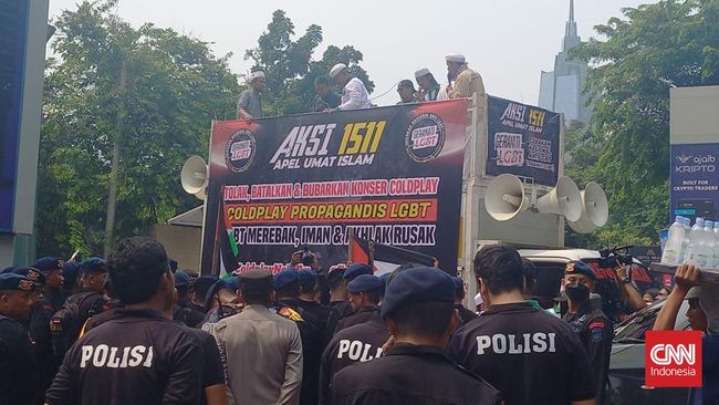 Massa Demo Bubar Usai Tak Temukan Bendera LGBT di Konser Coldplay