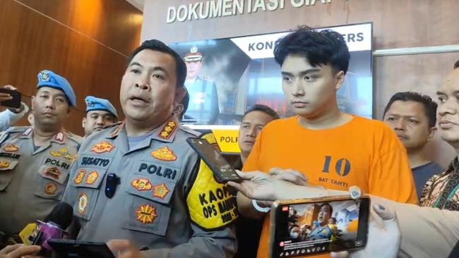 Penampilan Leon Dozan Pakai Baju Tahanan Tertunduk Lemas Usai Aniaya ...