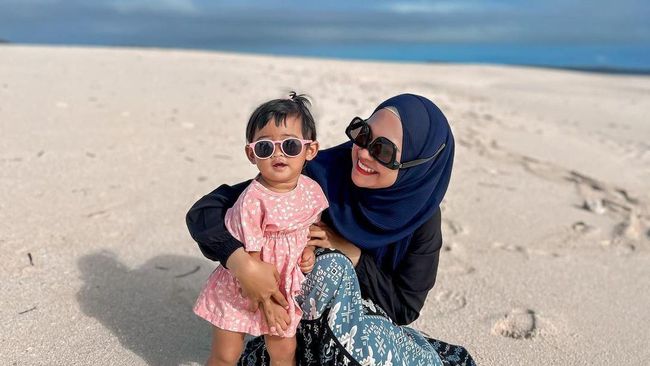 7 Potret Ria Ricis Ajak Anak Main di Alam Terbuka, dari Laut hingga Gunung - Foto 7