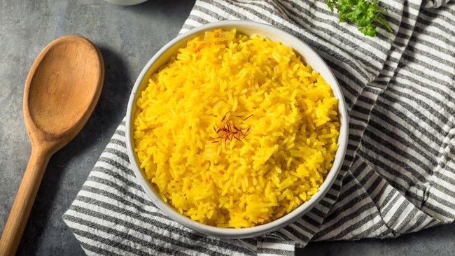 Resep Nasi Kuning Rice Cooker Pulen, Enak, dan Tidak Mudah Basi, Gampang Bun!