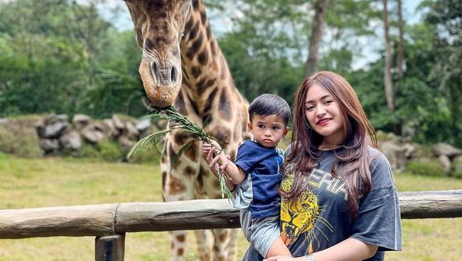 7 Potret Terbaru Adzam Putra Nathalie Holscher Main Bareng Binatang ...