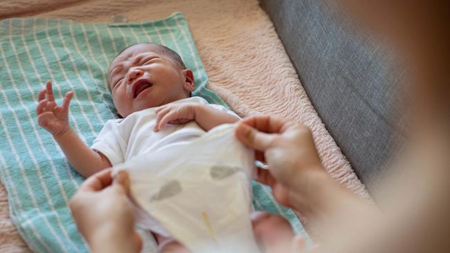 Penyebab BAB Bayi ASI Berwarna Kuning dan Encer, Apakah Tanda Alami Diare?