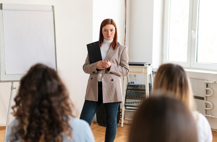 Orang yang Jago Public Speaking Selalu Menghindari 4 Kalimat Ini, Apa Saja? Orang yang Jago Public Speaking Selalu Menghindari 4 Kalimat Ini, Apa Saja?