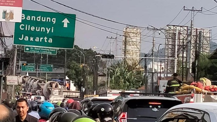 Penampakan Tol Padalarang Ditutup Massa Buruh Gegara Demo UMK