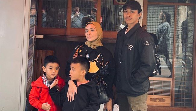 7 Potret Enno Lerian Bareng 4 Anak, Si Sulung Bikin Salfok Netizen Bun - Foto 1