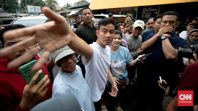 FOTO: Ditemani Istri, Gibran Blusukan di Pasar Rawasari