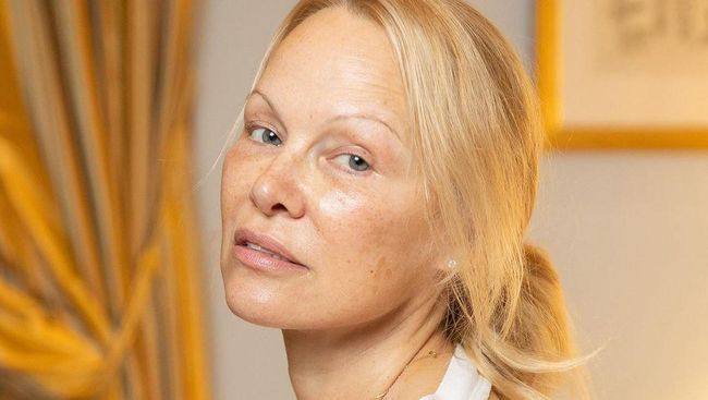 Pamela Anderson Pede Tanpa Makeup di Fashion Awards 2023, Bongkar ...