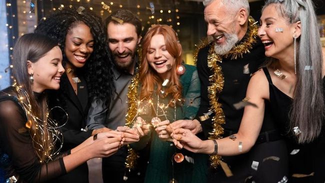 8 Tradisi Unik Perayaan Tahun Baru dari Berbagai Negara, Denmark ...