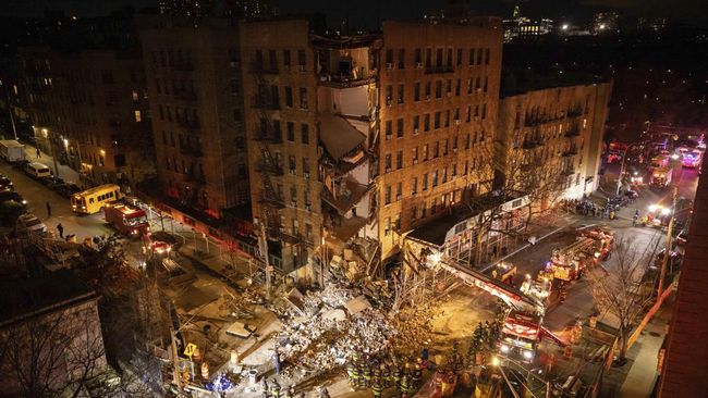 FOTO: Gedung Apartemen 7 Lantai Tiba-Tiba Ambruk di Bronx New York