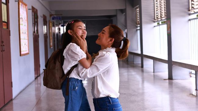 Selain Nilai, Ajukan 10 Pertanyaan Ini ke Wali Kelas saat Ambil Rapot Anak