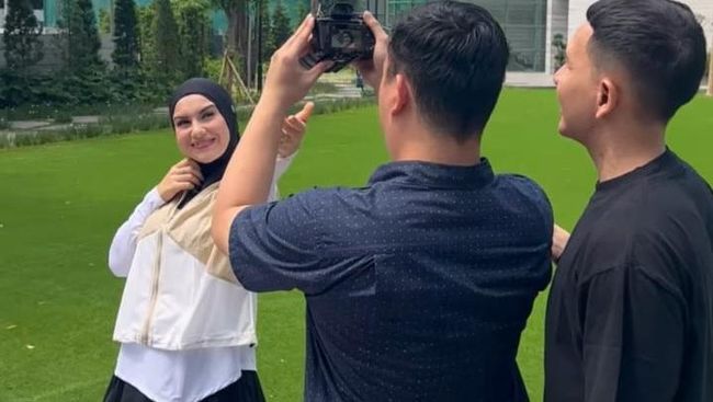 Potret Irish Bella Kini Sibuk Kerja Usai Gugat Cerai Ammar Zoni - Foto 1 Potret Irish Bella Kini Sibuk Kerja Usai Gugat Cerai Ammar Zoni - Foto 1