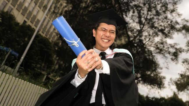 5 Potret Iqbaal Ramadhan Lulus dari Monash University Australia, Banjir ...