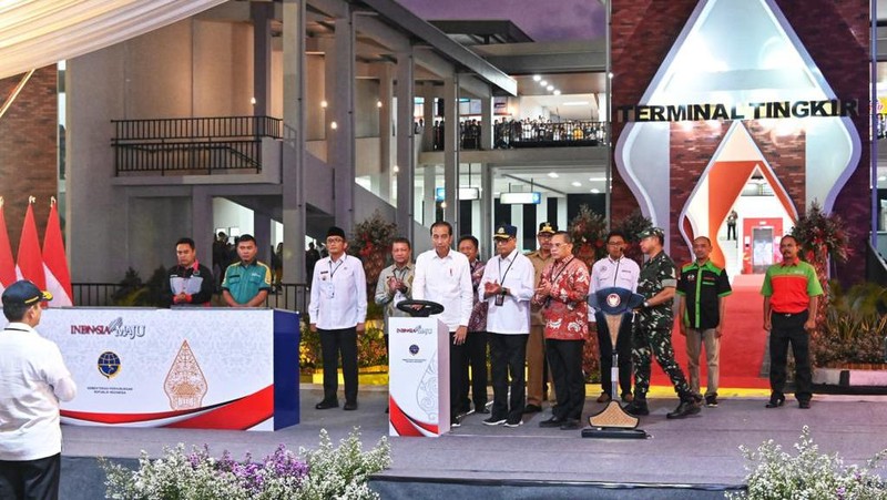 Jokowi dan Menhub Budi Karya Resmikan 3 Terminal Modern - Foto 3