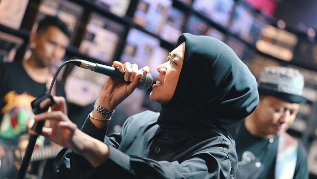 Lama Vakum, Mahadewi Comeback dengan Penampilan yang Bikin Pangling