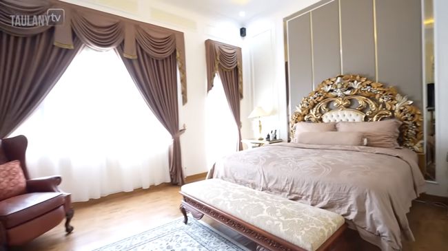 7 Potret Rumah American Style Kiky Saputri, Ruang Tidur Seperti Kamar ...