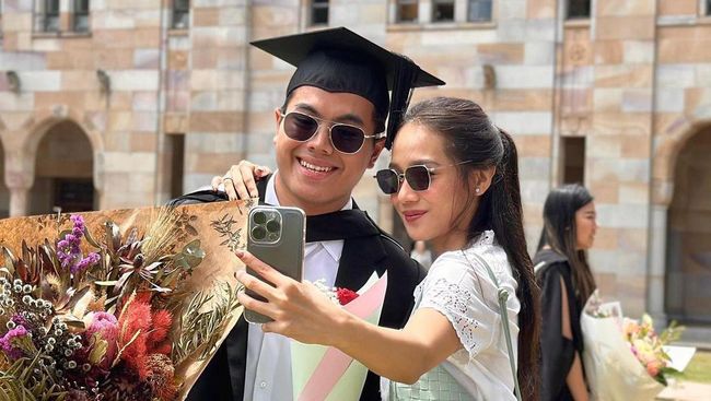 5 Potret Gista Putri Hadiri Wisuda Salva Putra Sambungnya di Australia ...