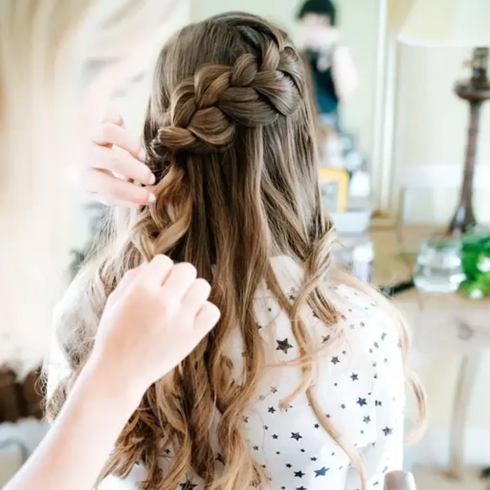 10 Inspirasi Gaya Rambut Kepang yang Stylish - Foto 1