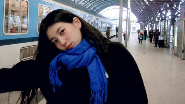 6 Potret Suzy dalam Balutan Syal yang Menawan di Musim Dingin - Foto 1