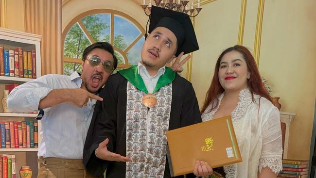 7 Potret Gaya David Bayu dan Istri Hadiri Wisuda Putranya yang Lulus ...
