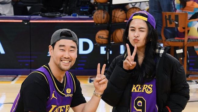 7 Potret Maudy Ayunda & Suami Ngedate Nonton Lakers, Jesse Choi Tetap ...