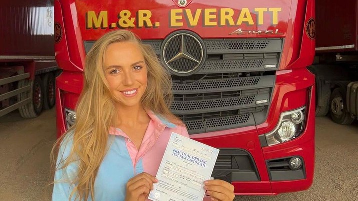 Wah, Eks Ratu Kecantikan Ini Beralih Profesi Jadi Sopir Truk