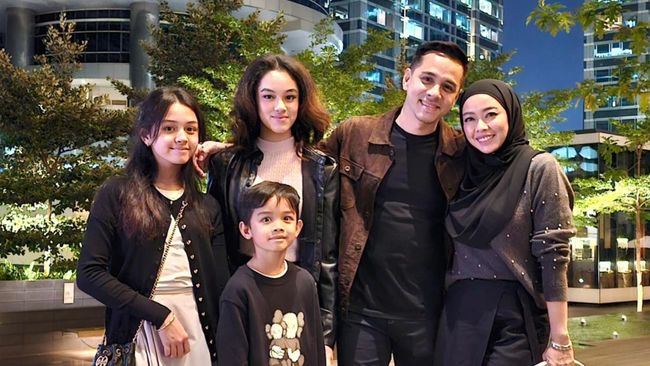 7 Potret Rionaldo Stokhorst Bareng Istri & 3 Anak, Tinggi Putri ...