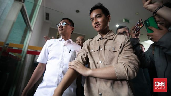 FOTO: Gibran Akhirnya Datangi Bawaslu Jakpus terkait Bagi Susu di CFD