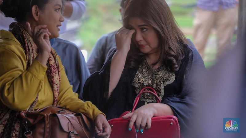 Potret Aktris Cornelia Agatha Iringi Pemakaman Rizal Ramli