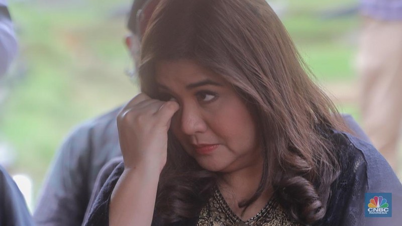 Potret Aktris Cornelia Agatha Iringi Pemakaman Rizal Ramli