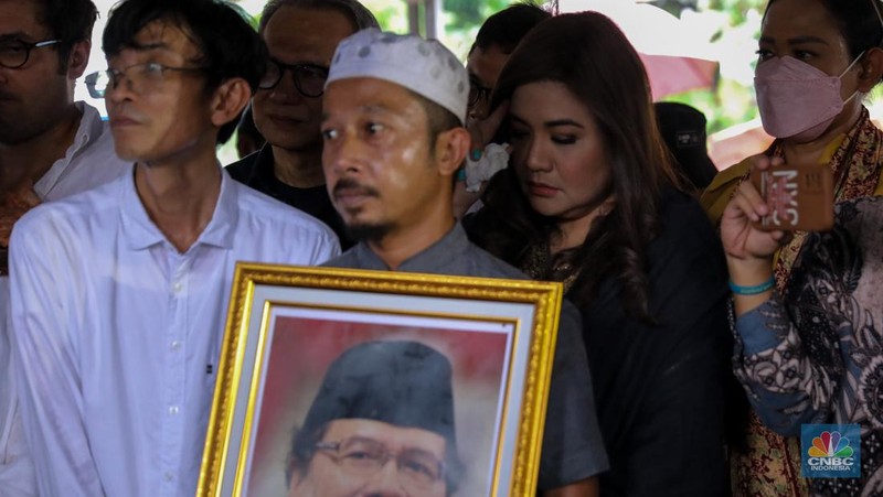 Potret Aktris Cornelia Agatha Iringi Pemakaman Rizal Ramli