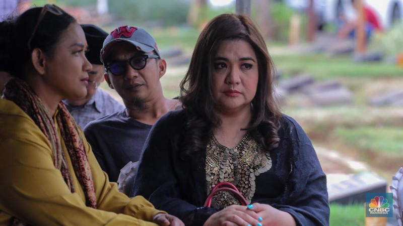 Potret Aktris Cornelia Agatha Iringi Pemakaman Rizal Ramli