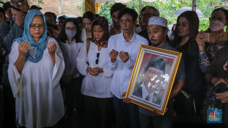 Potret Aktris Cornelia Agatha Iringi Pemakaman Rizal Ramli