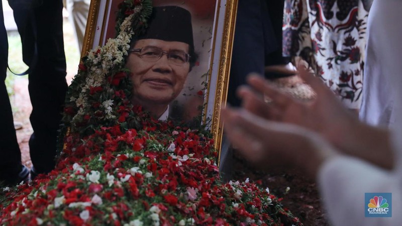 Potret Aktris Cornelia Agatha Iringi Pemakaman Rizal Ramli