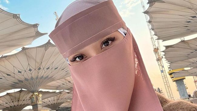 Pertama Kali Umrah, 7 Potret BCL Tampil Bercadar di Madinah