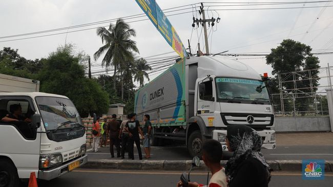 Jalan Macet Parah hingga 2 Km Gegara Truk MinyakKita Jeblos Jalan Macet Parah hingga 2 Km Gegara Truk MinyakKita Jeblos