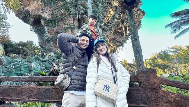7 Potret Terbaru Adly Fayruz Bareng Istri dan Anak yang Berwajah Bule ...