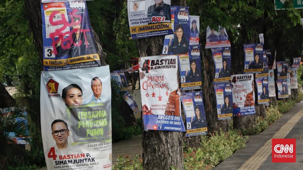 FOTO: Coretan 'Tersangka Penusukan Pohon' di Poster Caleg