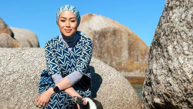 Jarang Terekspos, 7 Potret Terbaru Azrinaz Mazhar Eks Istri Sultan ...