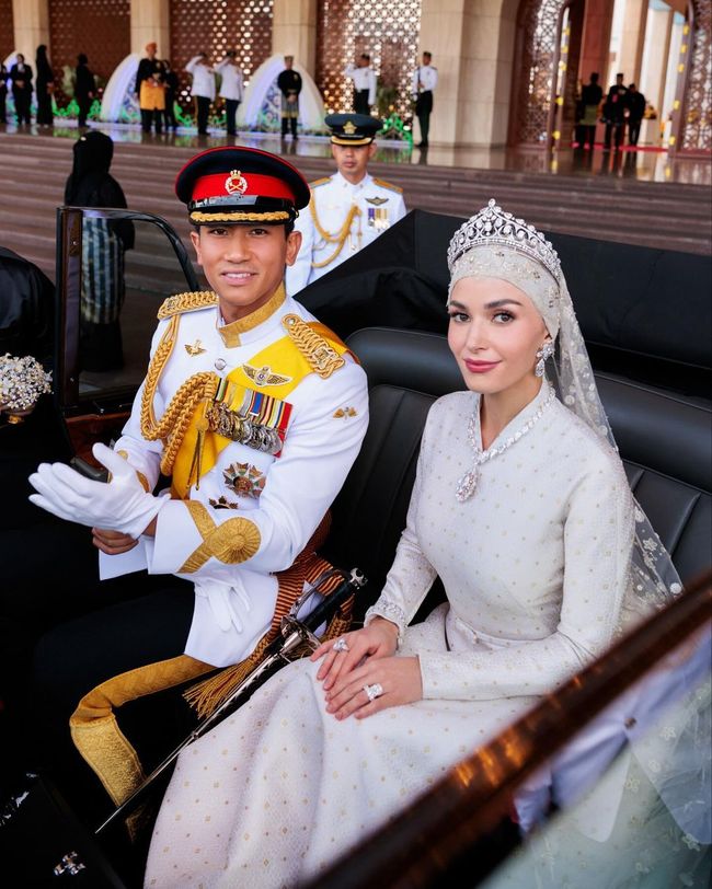 Asal Usul Mahkota yang Dipakai Istri Pangeran Mateen dari Brunei