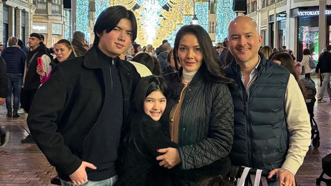 7 Potret Sean Anak Olla Ramlan Akrab Bareng Ibu Sambung & Adik Liburan ...