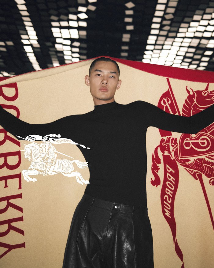 Potret Koleksi Klasik Burberry dengan Warna Vibrant untuk Sambut Tahun ...