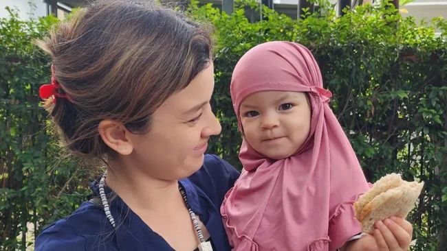 7 Potret Aisyah Putri Kimberly Ryder Berwajah Bule, Ada Gaya Pakai ...